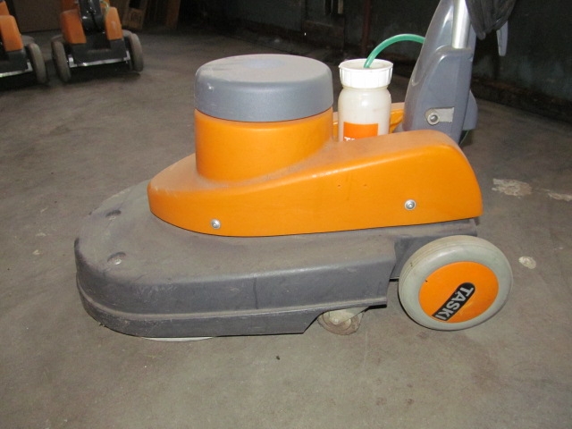 3. Taski Ergodisc Omni 43SHS lattianhoitokone vetoalustalla ja annosteluyksiköllä. Käytetty ...