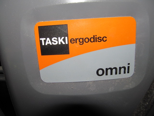 6. Taski Ergodisc Omni 43SHS lattianhoitokone vetoalustalla ja ...