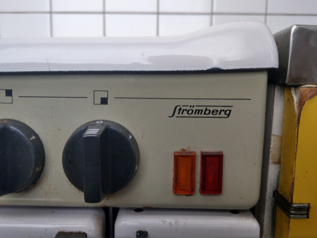 Pieni keittö kokonaisuus, Sähköliesi ja uuni, jääkaappi UPO, tiskiallas ...