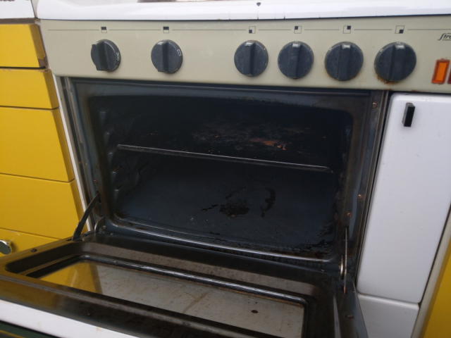 Pieni keittö kokonaisuus, Sähköliesi ja uuni, jääkaappi UPO, tiskiallas ...